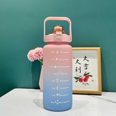 중국 스포츠 동기 부여 2L 대용량 물병 손잡이와 빨대 경사 색상 판매용