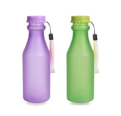 Cina OEM Acceptabile Portable Plastic Frosted sigillato bottiglia d'acqua con corda per lo sport in vendita