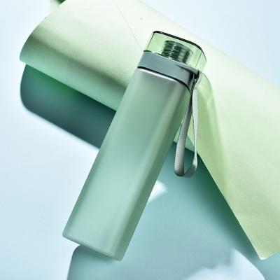 Cina Bottiglia d'acqua di plastica ghiacciata quadrata per mantenere la bevanda calda fredda e colore personalizzato in vendita