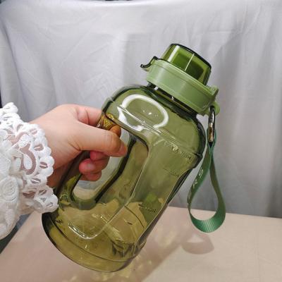 Cina Logo personalizzato accettabile bottiglia d'acqua di Tritano da 1,1 galloni con marcatore di orario e 249.7g in vendita