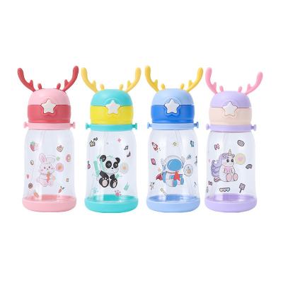Cina Cute Design 600ml Coppe per bambini di cartoni animati Bottiglia di acqua potabile di plastica con paglia in vendita
