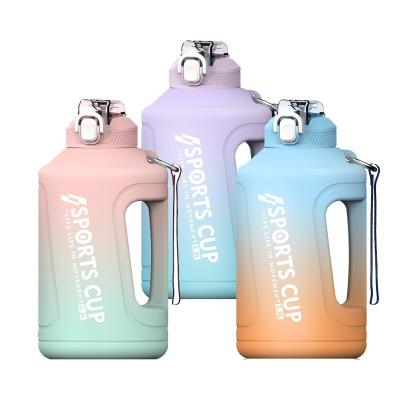 Cina Bottiglia d'acqua sportiva di grande capacità resistente 2300 ML 3800 ML con disegno scrub gradient in vendita