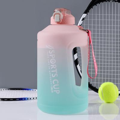 Cina Bottiglia d'acqua sportiva di grande capacità resistente 2300 ML 3800 ML con disegno scrub gradient in vendita