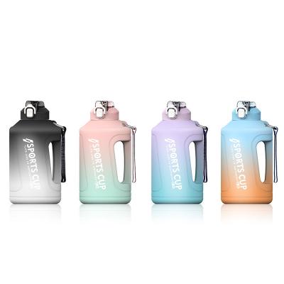 Cina Bottiglia d'acqua sportiva di grande capacità resistente 2300 ML 3800 ML con disegno scrub gradient in vendita