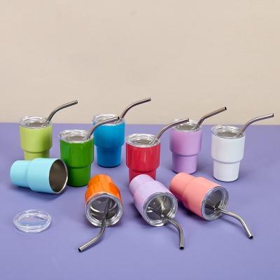 Cina 2 oz di bottiglia d'acqua in acciaio inossidabile in stile americano con piccole tazze con cannucce. in vendita