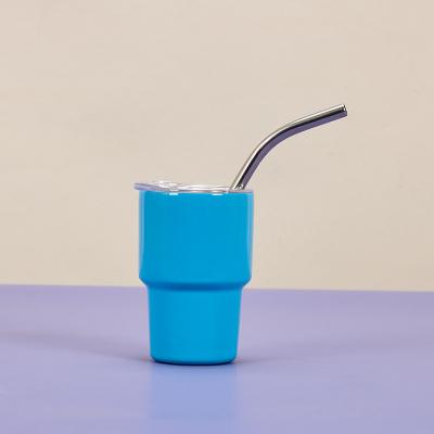 Cina 2 oz di bottiglia d'acqua in acciaio inossidabile in stile americano con piccole tazze con cannucce. in vendita