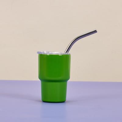 Cina 2 oz di bottiglia d'acqua in acciaio inossidabile in stile americano con piccole tazze con cannucce. in vendita