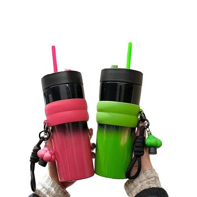 China 710ML Tumbler de café de acero inoxidable impermeable Camping Taza térmica con paja y logotipo personalizado en venta