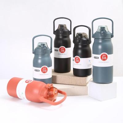 Cina Bottiglia aspirapolvere in stile contemporaneo con maniglia di paglia per gli appassionati di fitness in vendita