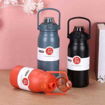 Cina Bottiglia aspirapolvere in stile contemporaneo con maniglia di paglia per gli appassionati di fitness in vendita