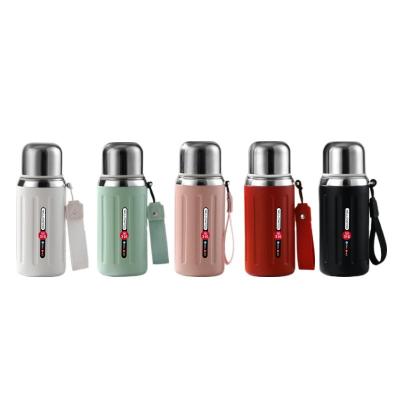 China Draagbare 316 roestvrijstalen vacuümfles Custom logo geaccepteerd voor buitenactiviteiten Te koop