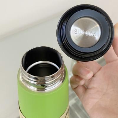 Cina 18 OZ Acciaio inossidabile Cola a forma di bottiglia d'acqua Bottina termica Stile di design sportivo in vendita