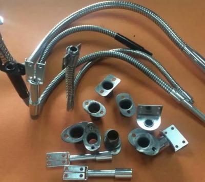 Cina Il tubo flessibile di modellatura della lampada del rame dell'hardware della metropolitana del collo d'oca del metallo ha galvanizzato in vendita