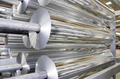 China Één Zij Heldere Huishoudenaluminiumfolie voor Voedselverpakking 1145 O 12mic x 450mm Te koop