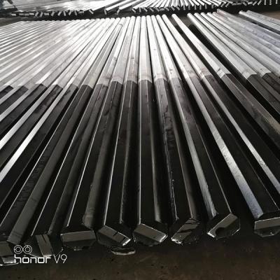 中国 25FT S420NL メタル・ユーティリティ・ポール ガルバニズム化 ビトウミノス・ブラック・タール 塗装 オクタゴナル・スティール・ポール 販売のため