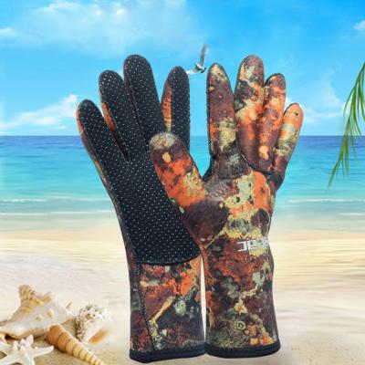 China 2.5MM four size nonslip diving gloves, neoprene scuba gloves pattern design camo color for sale