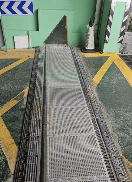 Quality Silvery White Flip Up Flood Barrier Aluminium Alloy	Automatic Flood Barrier for sale