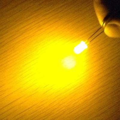 Cina 0.5W 5mm LED Diodo di emissione di luce 585-595nm Giallo Colore 30000mcd Lente chiara per illuminazione degli indicatori in vendita