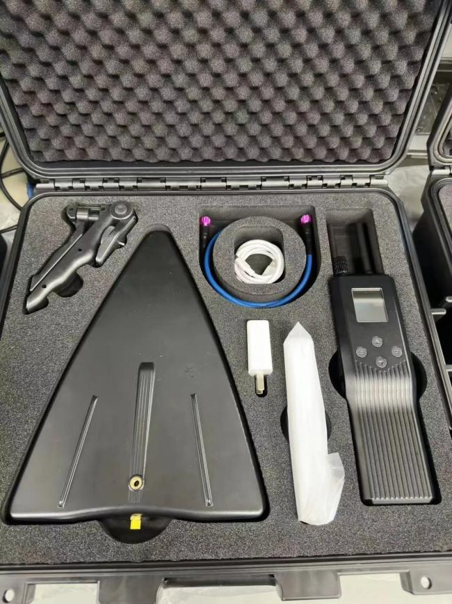 Wearble Drone Detector 2.4G 5.8g Alarm System IP65 with Direction Finding Antenna Body-Worn Device C-Uas Uav Handheld Detector