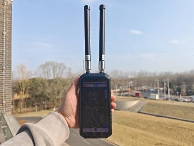 China Full Range Scan Handheld Drone Detector WiFi 2.4G 5.8g With 2000-3000M Coverage for sale