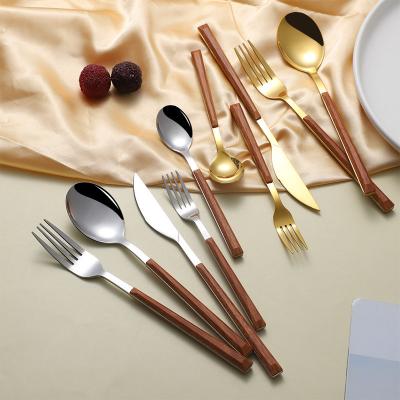 Cina Le posate della cucina mettono il cucchiaio di lucidatura del coltello della forcella dell'insieme di cena dello specchio di legno della maniglia 5PCS in vendita