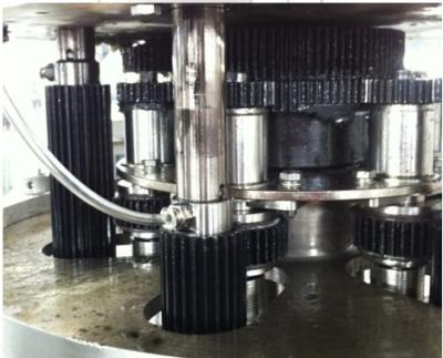 中国 Automatic Vacuum Capping Machine Food Bottle Edible Cooking Oil Filling Capping Machine 販売のため
