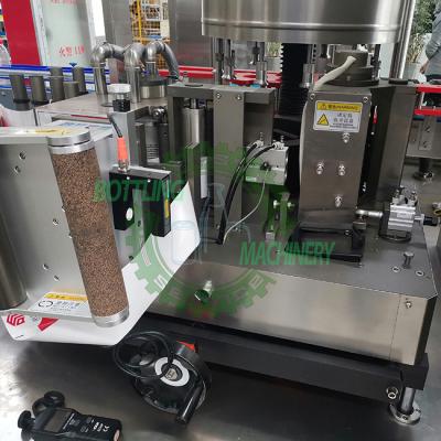 Cina Con l'etichettatrice OPP della colata del servomotore della bottiglia di acqua calda rotatoria della colla in vendita