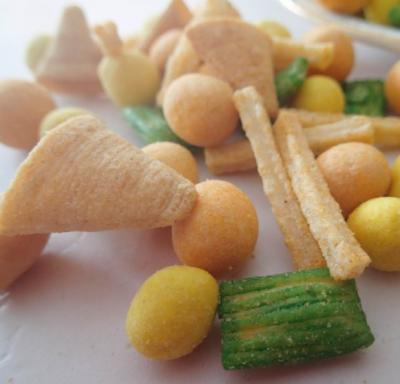 China Good Tasty Best Price Chinese Rice Cracker Mix with Nuts Gluten Free Triangle crispy cracker snack for sale