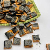 China Non-Fried Seaweed Wrapped Rice Crackers 7.5KG Japanese Style Grain Snacks with 12 Month Shelf Life for sale