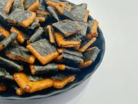 China Non-Fried Seaweed Wrapped Rice Crackers 7.5KG Japanese Style Grain Snacks with 12 Month Shelf Life for sale