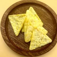 China Gluten Free Triangle Corn Cracker Chips 4.44g Low Fat Non Fried Snack for sale