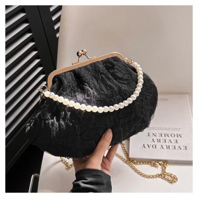 China 2024 NEW RETRO FAIRY SOLID COLOR SMALL BAG WHITE HAND PEARL BAG WOMEN'S NET YARN INS SIMPLE CROSSBODY BAG for sale