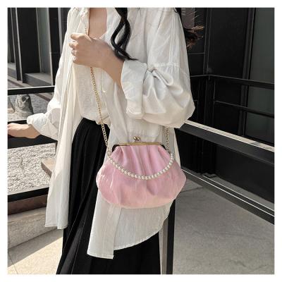 China 2024 NEW RETRO FAIRY SOLID COLOR SMALL BAG WHITE HAND PEARL BAG WOMEN'S NET YARN INS SIMPLE CROSSBODY BAG for sale