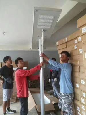 Cina 90w all'aperto ha integrato l'iluminazione pubblica solare 10800 lumi con il pannello solare in vendita
