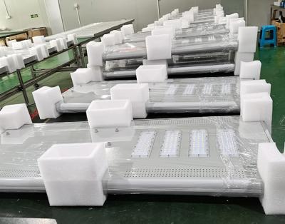 Cina Ip65 ha integrato un'iluminazione pubblica solare 10400Lm all'aperto da 100 watt LED in vendita