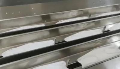 Cina automatic mask packaging machine 150 pcs/minmask packaging machine for mask machine in vendita