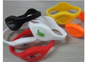 中国 125Khz RFID タグ EM4100 読み取りのみ プログラム可能な RFID ブレスレット アクセス コントロール 販売のため