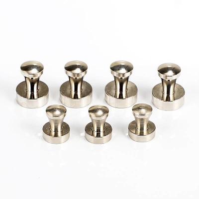 Cina Pulsanti magnetici per lavagna bianca con superficie in metallo Spille magnetiche multiuso stile pedone in vendita
