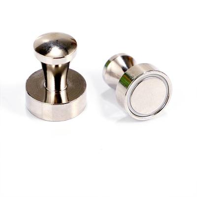 Cina Pulsanti magnetici per lavagna bianca con superficie in metallo Spille magnetiche multiuso stile pedone in vendita