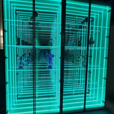 Cina Rack di vino Lego viola personalizzabile con luce a strisce LED e armadio per display infinito in vendita