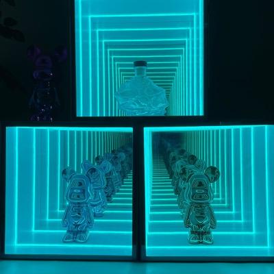 Cina Rack di vino Lego viola personalizzabile con luce a strisce LED e armadio per display infinito in vendita