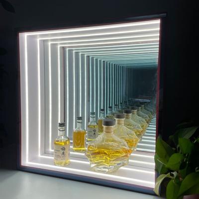 Cina Cassa per display a specchi di vetro a colori personalizzabili a LED per cabina di vino in stile moderno personalizzata in vendita