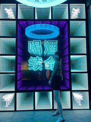 Cina Infinite Visual Art Light Box Melle Abyss Mirror 3D Lettera luminosa Logo Cartellone al neon in vendita