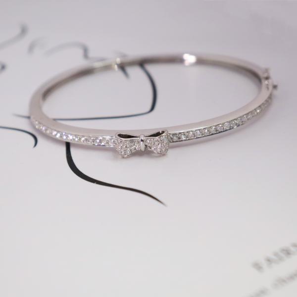 Quality 18K Solid Gold Classic Bracelet with Custom Bowknot VVS Diamond for Women for for sale