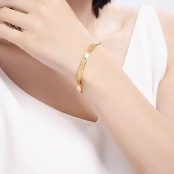 Quality Women's Luxury 10K 14K 18K Gold Round Shape Bangle with Diamond Inset with for sale
