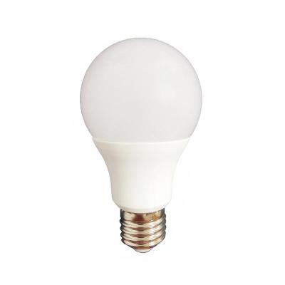China 270 grados llevaron el aluminio revestido plástico A60 LED de los bulbos E27/B22 del globo, extendido la vida útil en venta