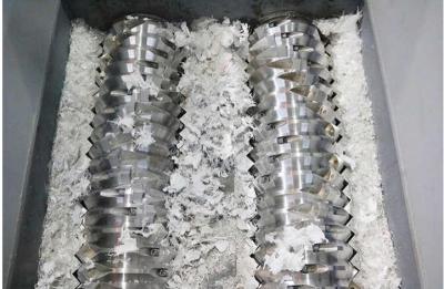 Cina Macchine per la frantumazione di bottiglie di plastica PET a doppio asse multiuso / frantumazioni per il riciclaggio dei rifiuti in vendita