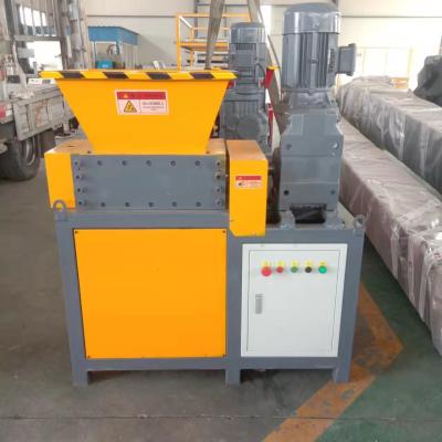 Cina 110-130 kg/h Macchina di frantumazione di gomma Macchina di triturazione di pneumatici per pallet di legno in vendita