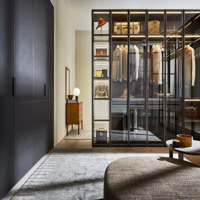 Arredamento per camera da letto di lusso di design moderno con porta di vetro