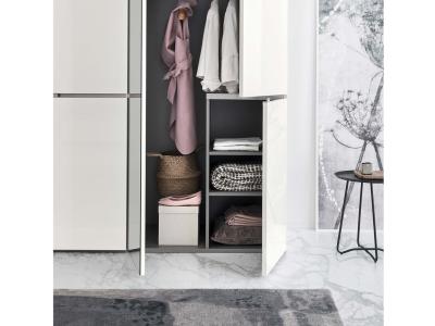China Custom White Lacquer Wardrobe Bespoke Modern Wardrobe with Mirror Door Penals for sale